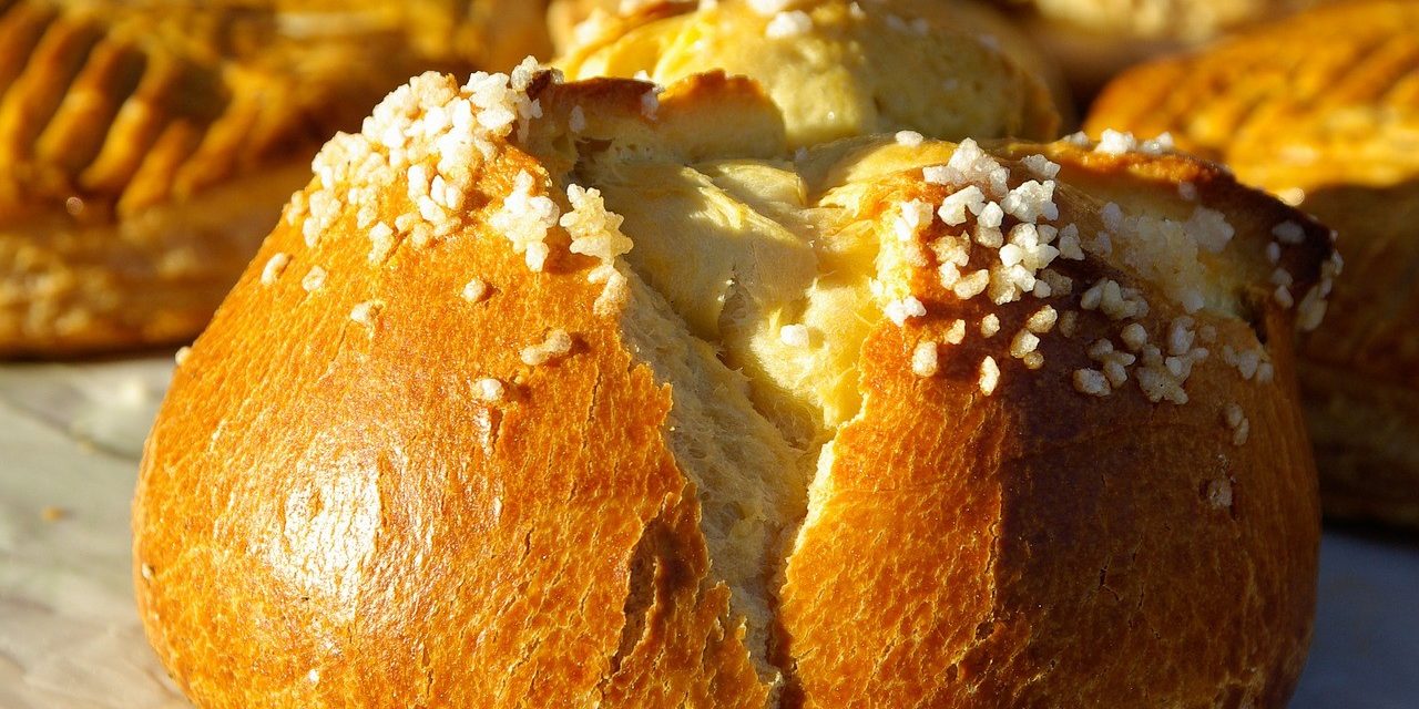 La praluline, fabrication de la fameuse brioche aux pralines roses